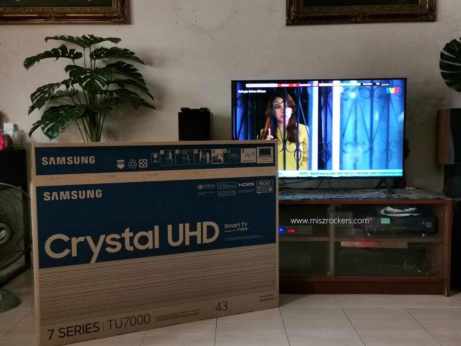 BELI TV BARU, TV SAMSUNG CRYSTAL UHD SMART TV 7 SERIES TU7000 43 INCHI ...