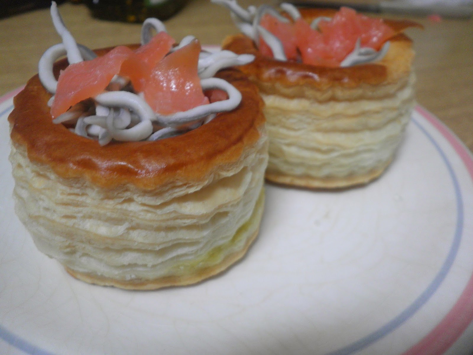 Volován de salmón con gulas