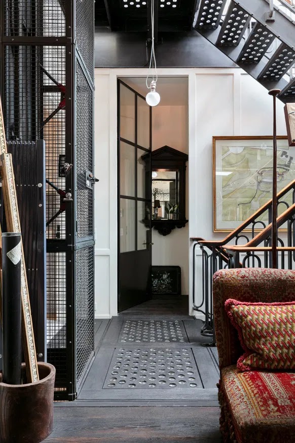 An impressive loft with terrace overlooking Manhattan