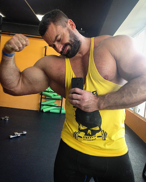 Muscle Lover: Russian Classic Physique bodybuilder Mikhail Maslov