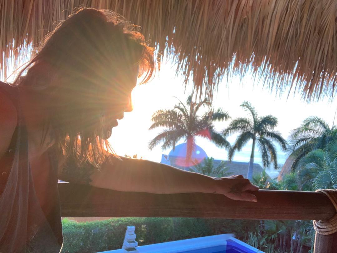 Alejandra Guzmán Sorprende A Sus Fans Con Foto En Bikini