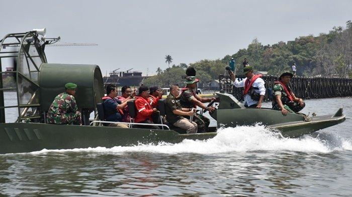 DEFENSE STUDIES: TNI AD Mulai Operasikan Swamp Boat/Kapal Rawa