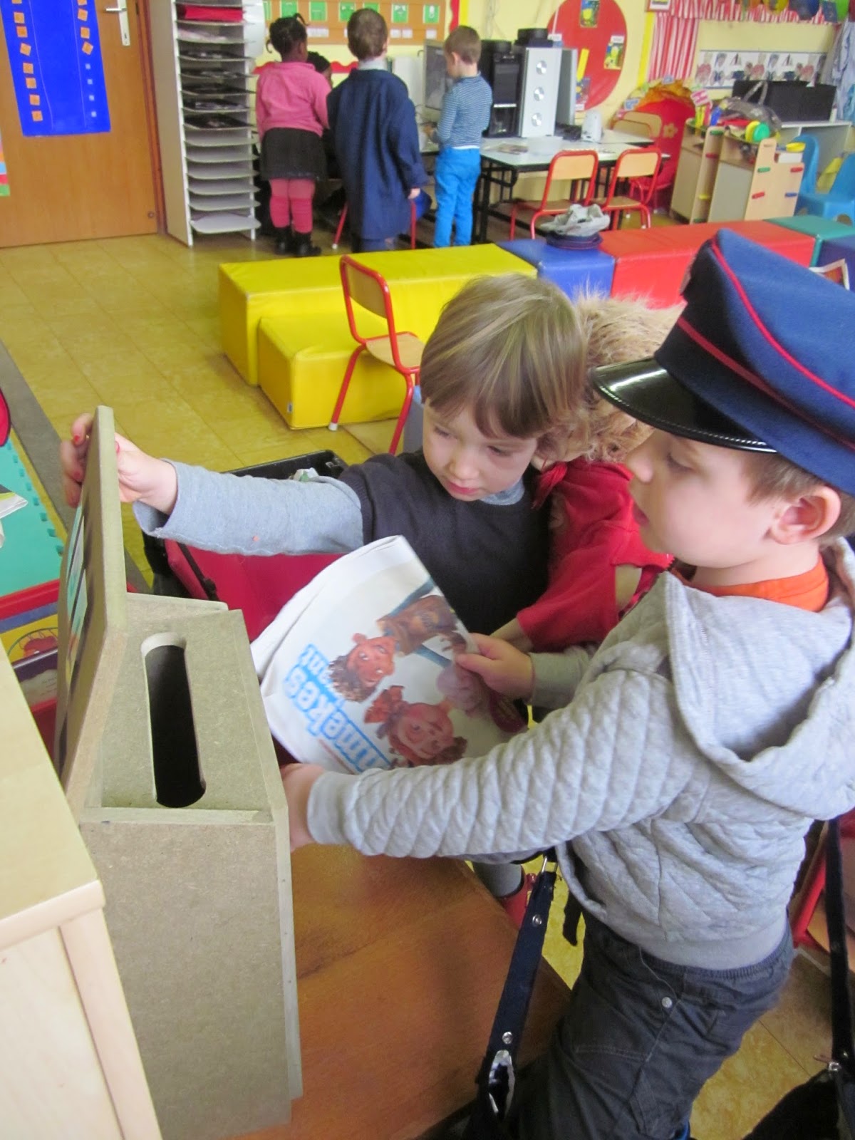 2K Knipoog Liedekerke: Postbode spelen in de klas: uniform aantrekken ...