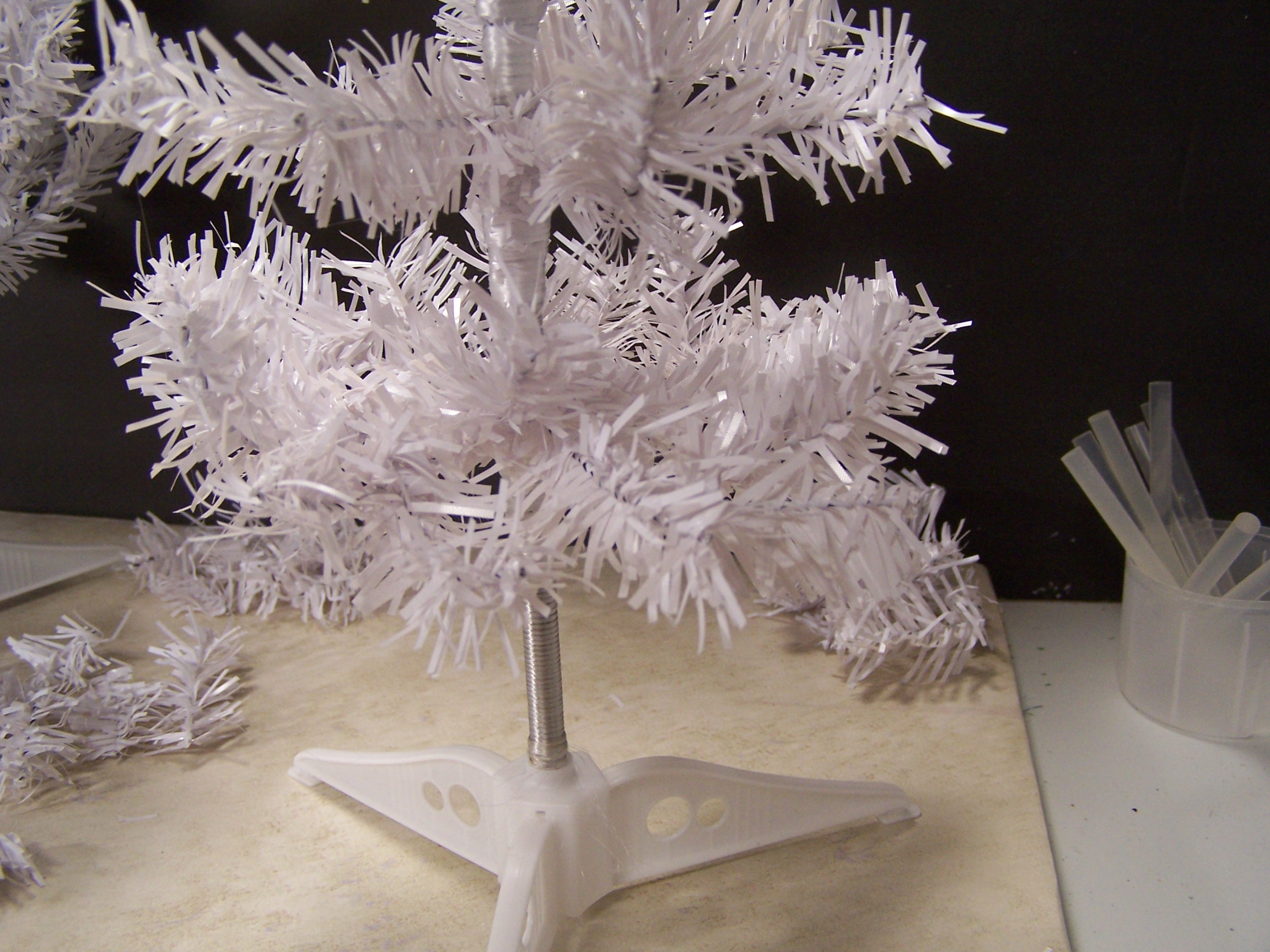 Barbie:OldNewGreenRedo : Upscale your Dollar Store Tree for Dolls!