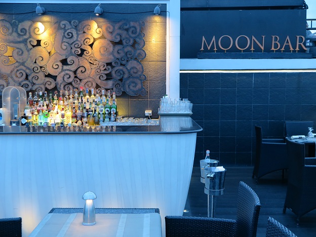 mylifestylenews: VERTIGO & MOON BAR - Dining Sky High