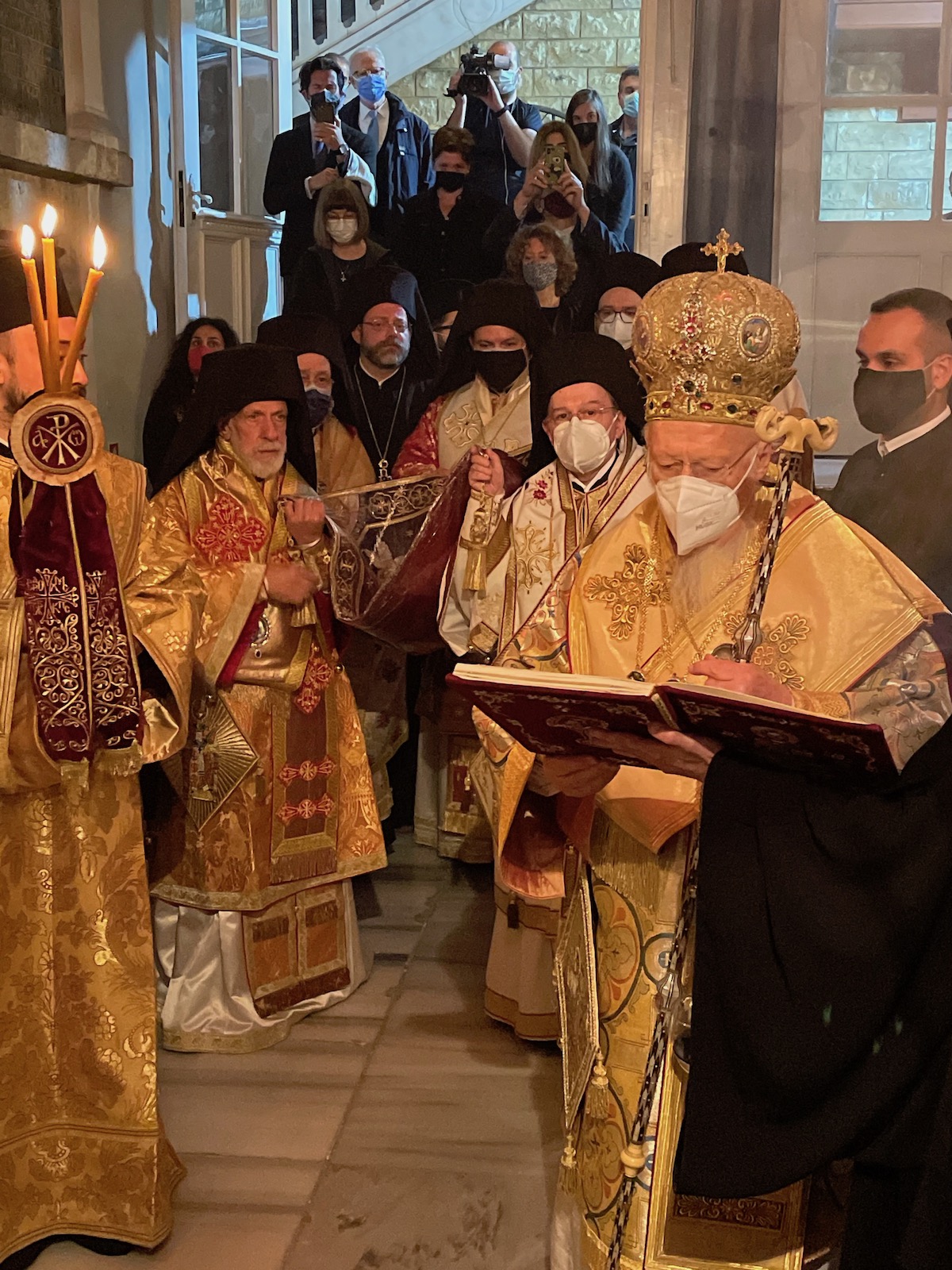 ΦΩΣ ΦΑΝΑΡΙΟΥ: Η ΑΚΟΛΟΥΘΙΑ ΤΟΥ ΕΠΙΤΑΦΙΟΥ ΣΤΟ ΦΑΝΑΡΙ (ΦΩΤΟ ΚΑΙ ΒΙΝΤΕΟ)