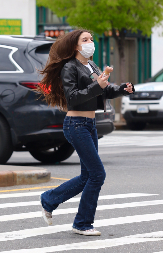 All about Suri Cruise : 2021.04.17 - Suri spotted with friend out and ...