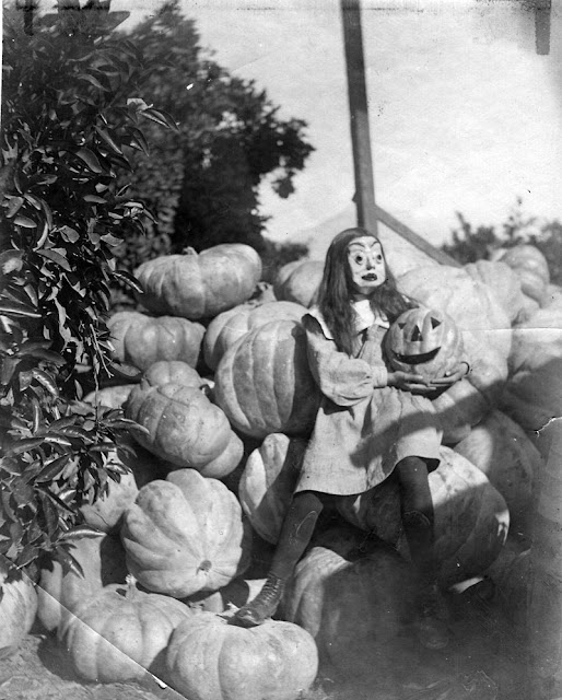 30 Vintage Photos Show Strange and Terrifying Halloween Costumes From ...