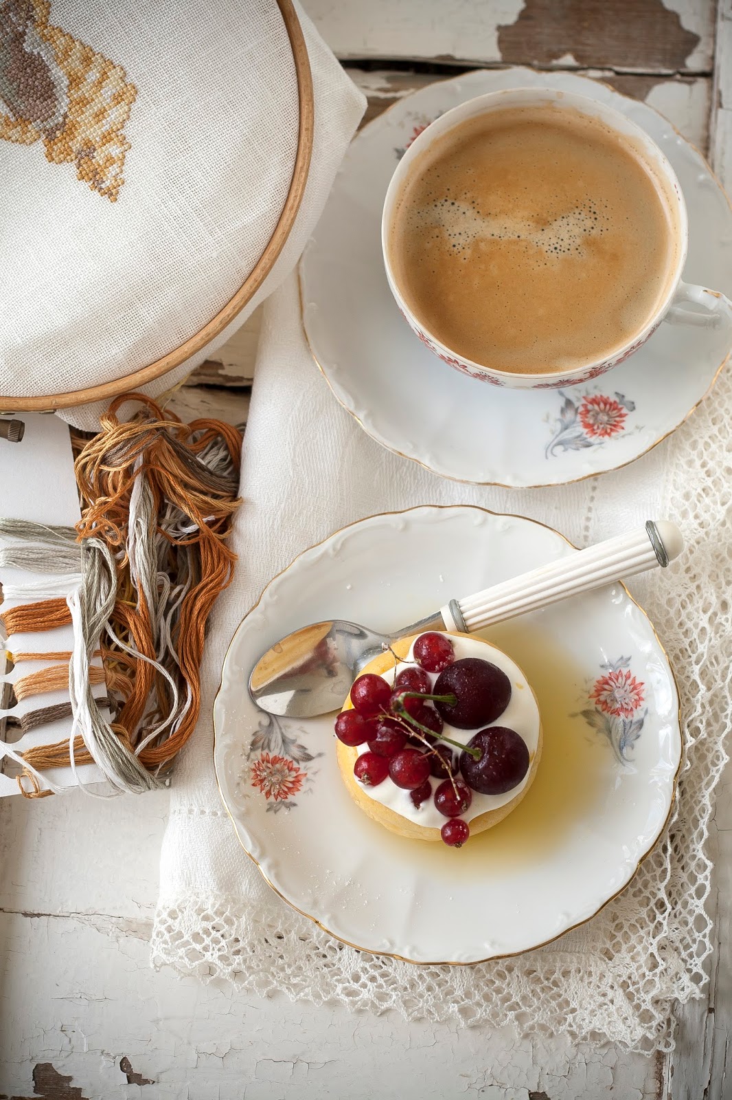 Mini baba au rhum met lemon curd room en rood fruit - Hap en Tap