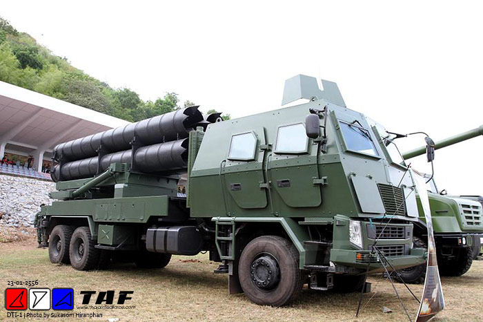 DEFENSE STUDIES: Thailand Tampilkan Varian Baru Peluncur Roket DTI-1