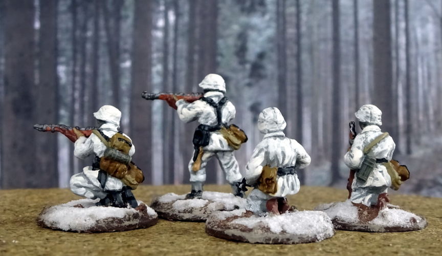 Miniature Soldiers: WWII Late War German infantry in winter uniform