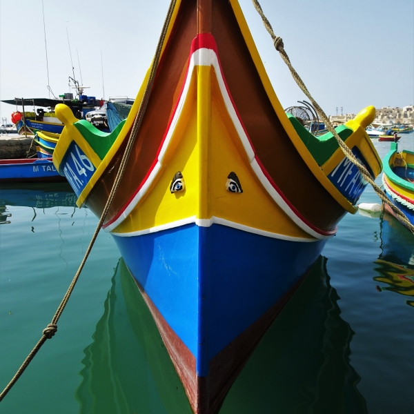 'ZIEN EN WETEN': BOEGBEELD VAN HET SCHIP.