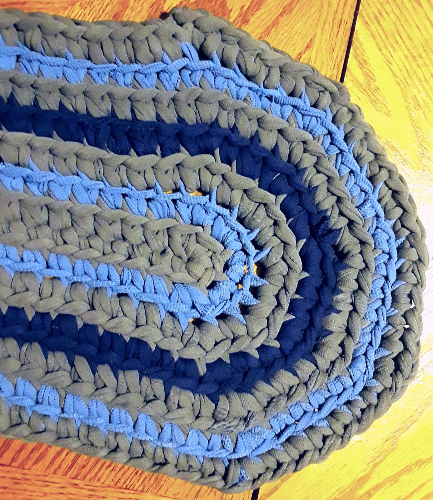 SINGLE CROCHET OVAL RAG RUG 27 inch X 11 inch