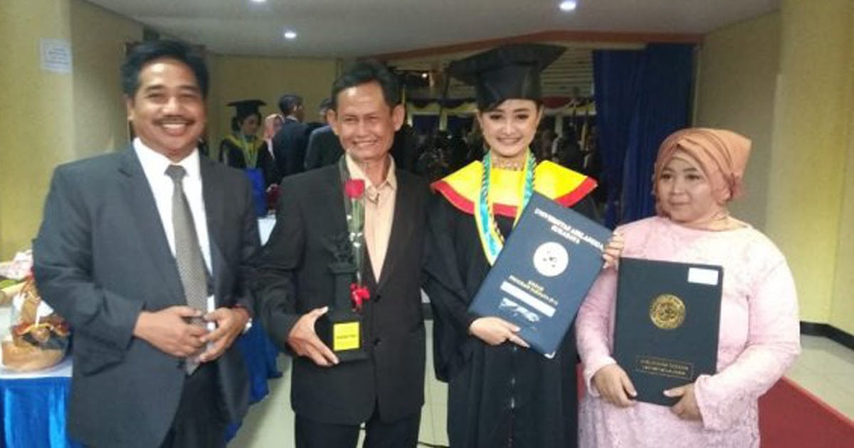 10 Tahun Ngamen, Noviana Berhasil Jadi Wisudawan Terbaik di Unair