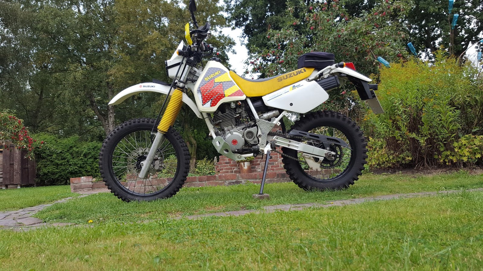 Der SUZUKI DR RALLYE & DR CUSTOM BIKE BLOG: Die DR 350 Renaissance