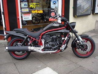 .: Kasinski (Hyosung) Mirage 650 Preta, Quadro vermelho