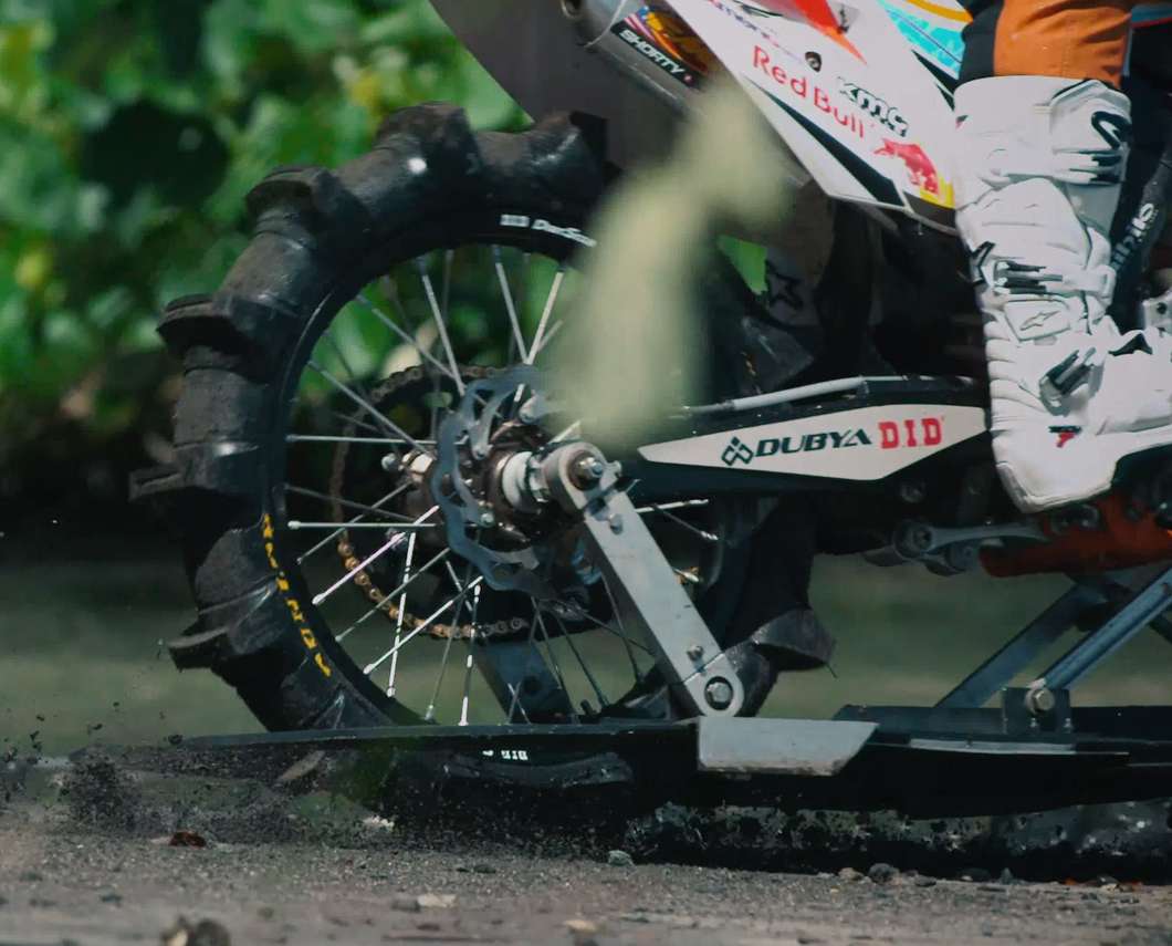 VOROMV Moto: Surfeando sobre las olas, con la KTM de Robbie Madison ...