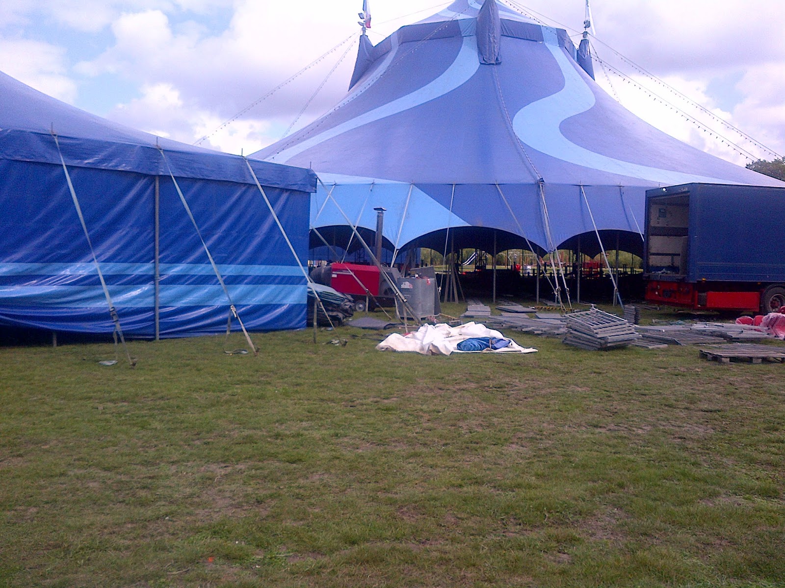 De tout et de rien: quelques images du plus grand chapiteau d'Europe