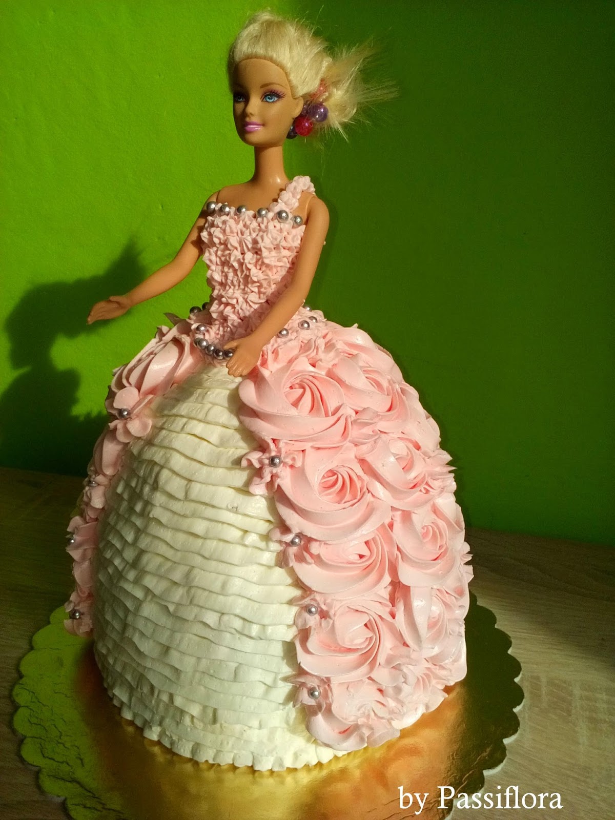 Mój Mały Piekarnik..: TORT Z LALKĄ BARBIE