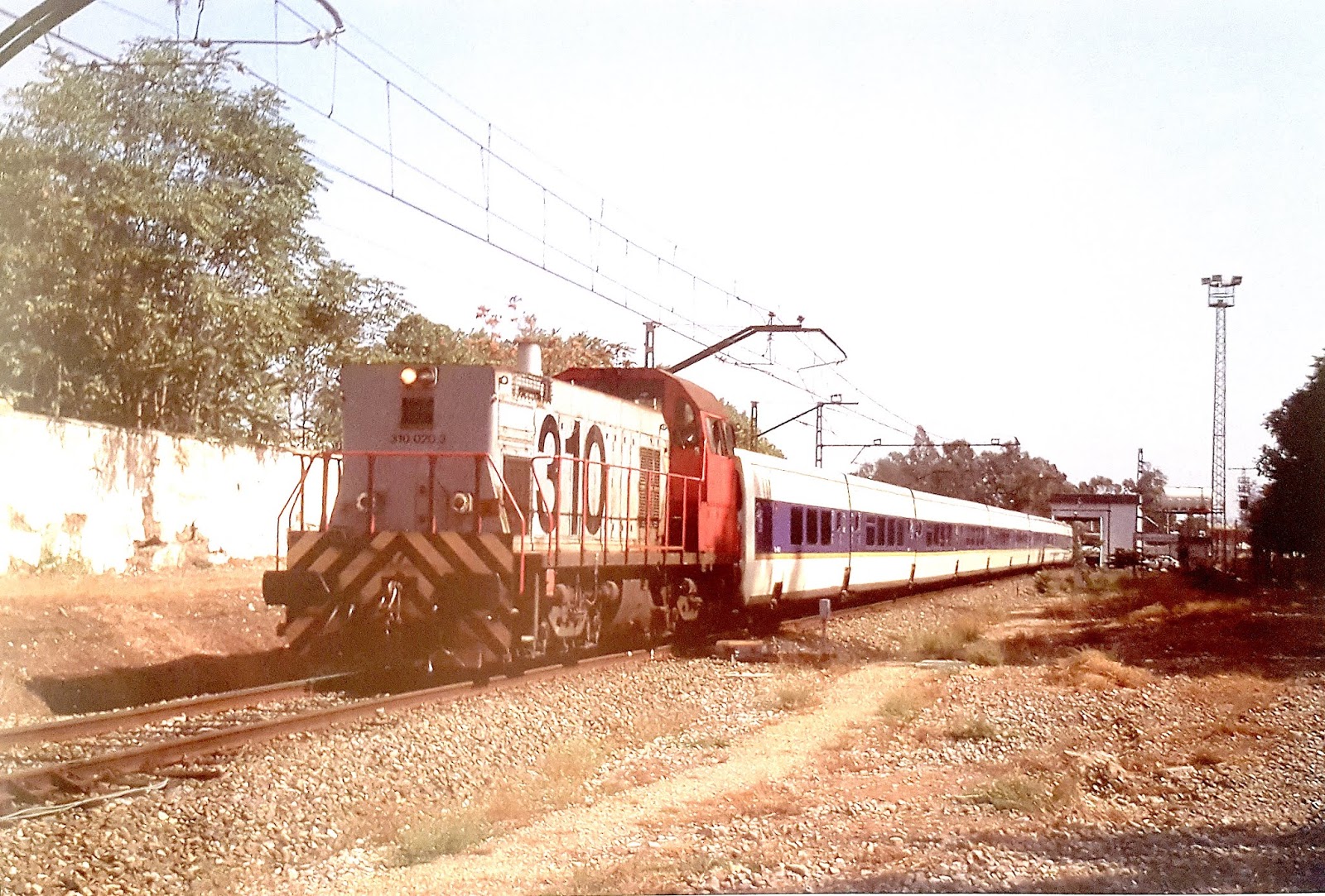 LAS TRACCIONES TÉRMICA Y ELÉCTRICA EN RENFE (XCI): LAS "GUARDACOSTAS" Y ...