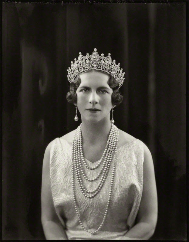 Gods and Foolish Grandeur: Princess Helen of Greece and Denmark, Queen ...
