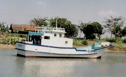 indonesia tradisional pole and line fishing boat