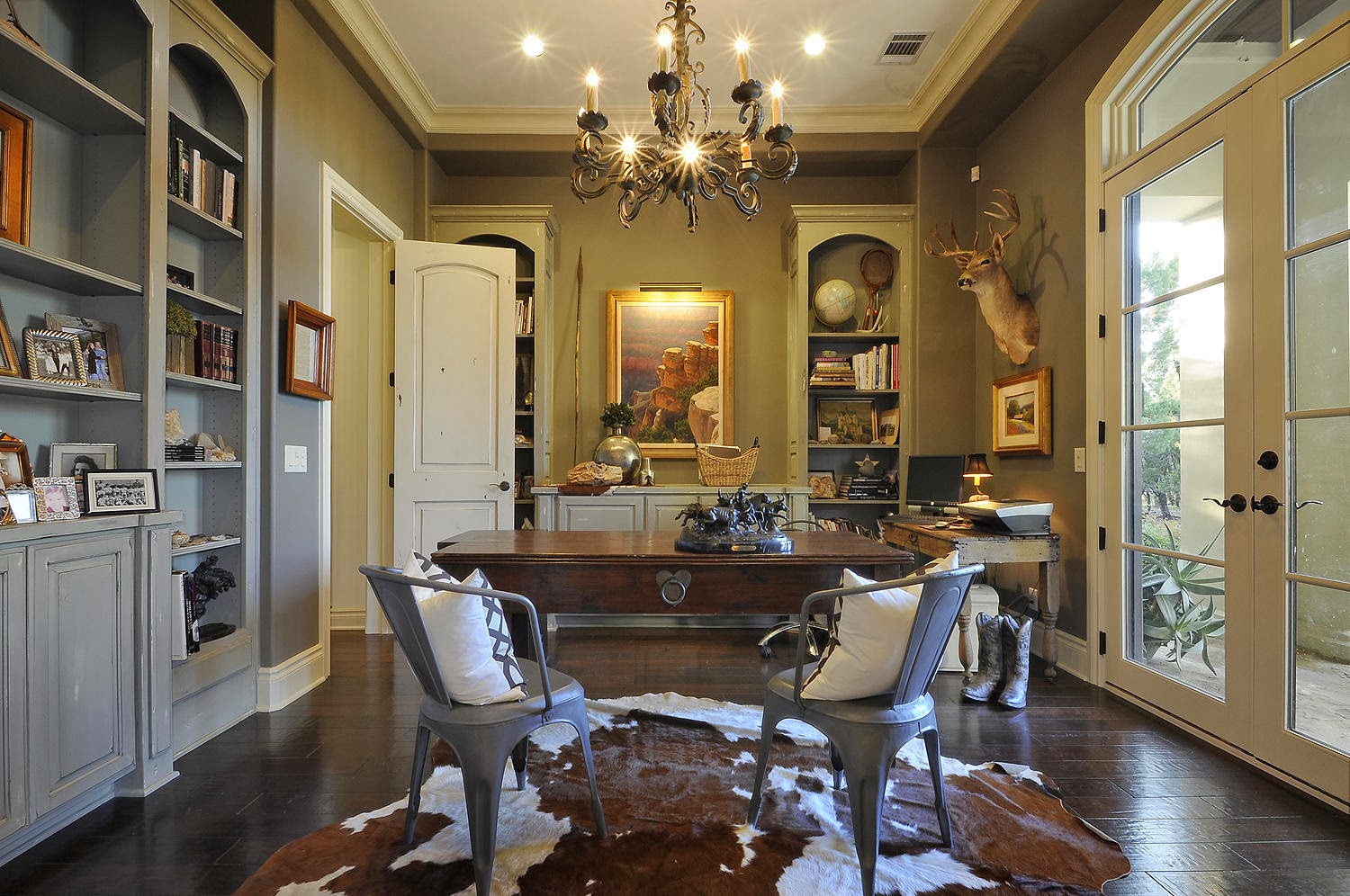 Subtle Traditional Style Blends with Modern Touches | Interiornity ...