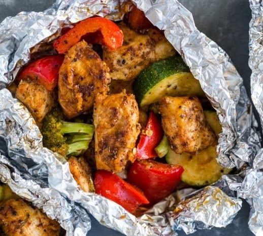 Envuelto de pollo y vegetales en papel aluminio.