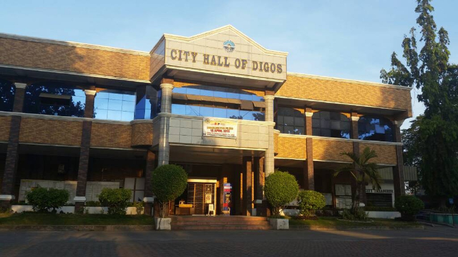 walking distance & et cetera -: Digos city