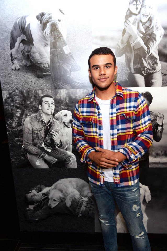 De camiseta preta: Jacob Artist for Abercrombie & Fitch