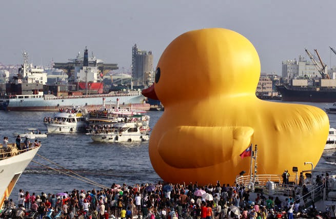 THE WESTERNER: Giant yellow duck explodes in Taiwan...again