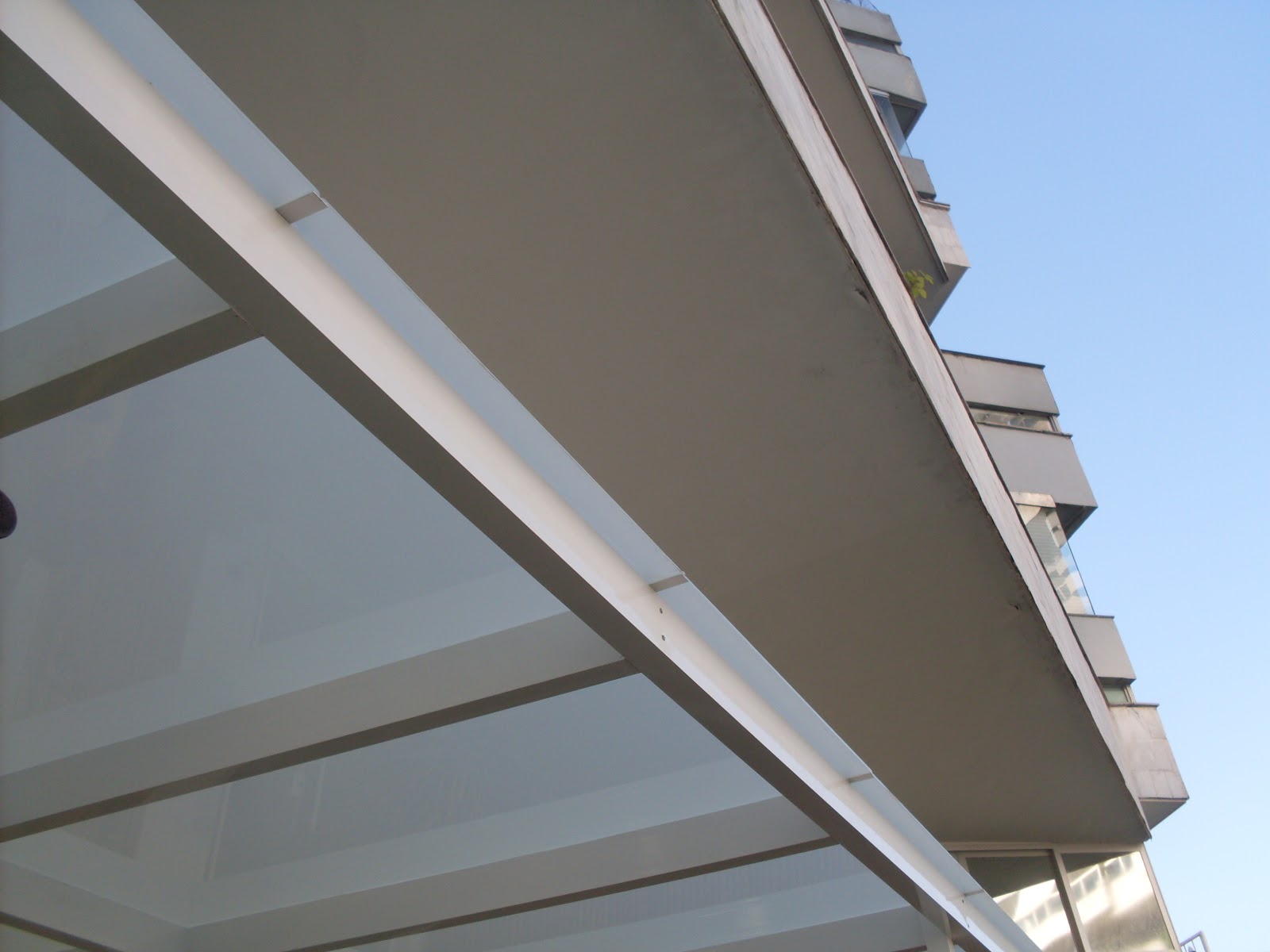 Enzo Vidraçaria e Serralheria: Clarabóia em Vidro Laminado Opaco