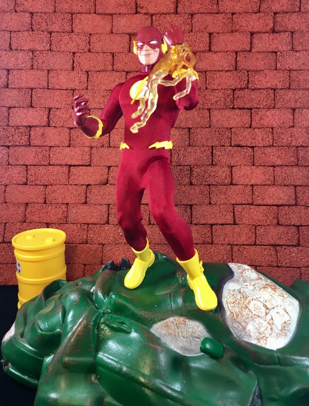 CobraShadowJoes: Mezco Toyz One:12 Collective Flash Figure Review