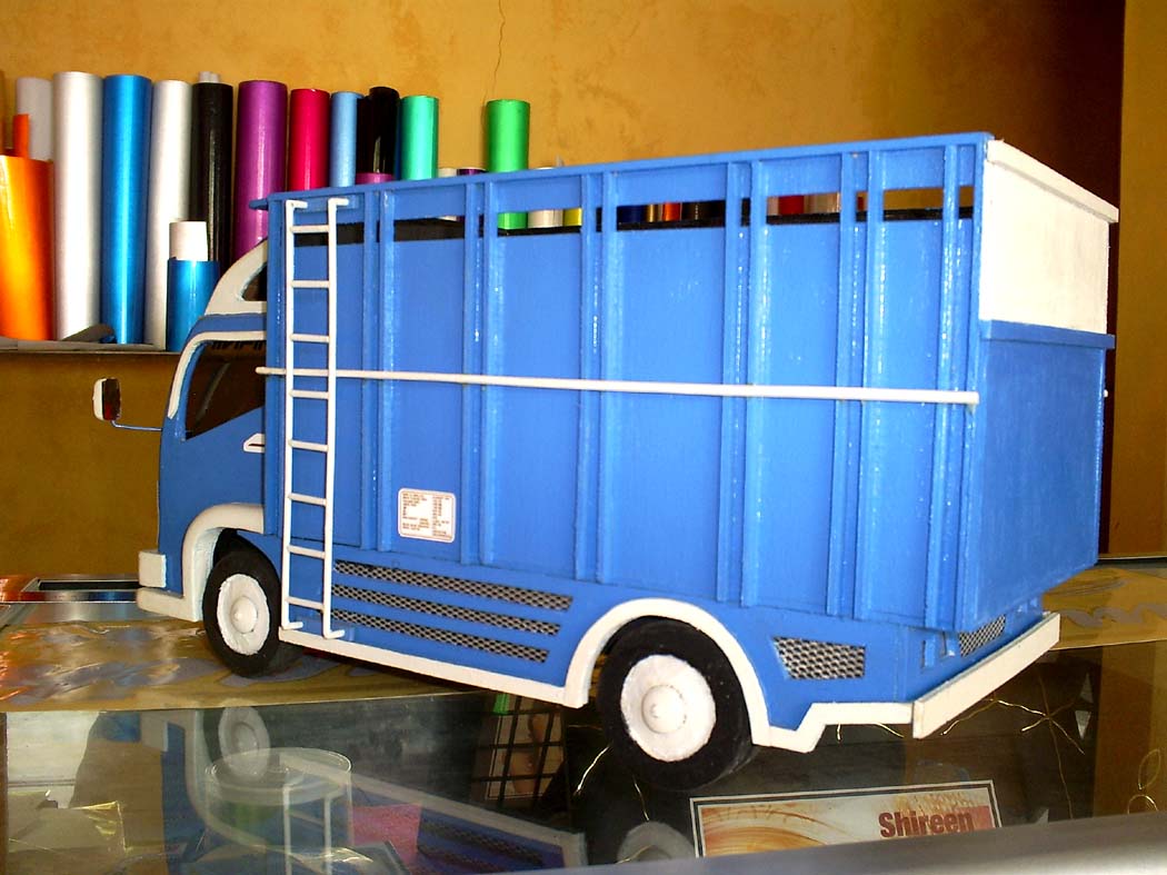MINIATUR MOBIL KAYU KEREN: Miniatur Truck Mitsubishi Biru Putih