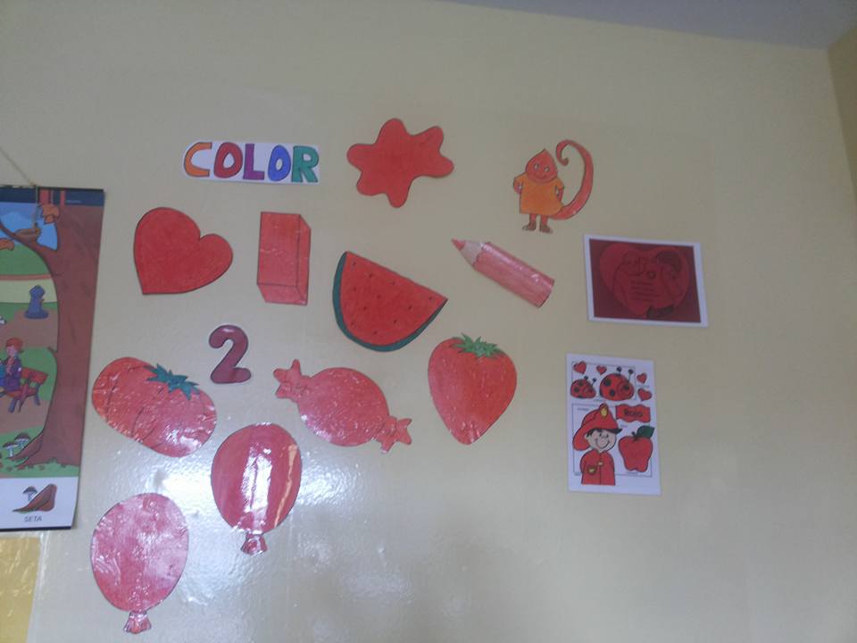 La clase de Vane: MURAL Y POESÍA DEL COLOR ROJO