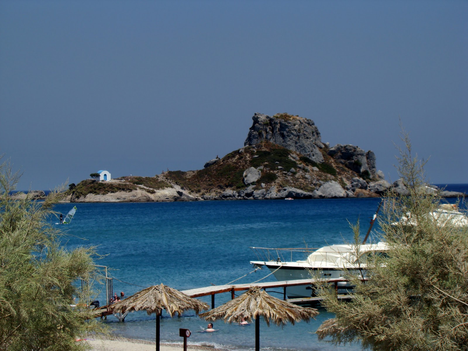 Ταξιδεύοντας με τον Σπούργιτα...: Το νησάκι Καστρί με το ναό του Αγίου ...