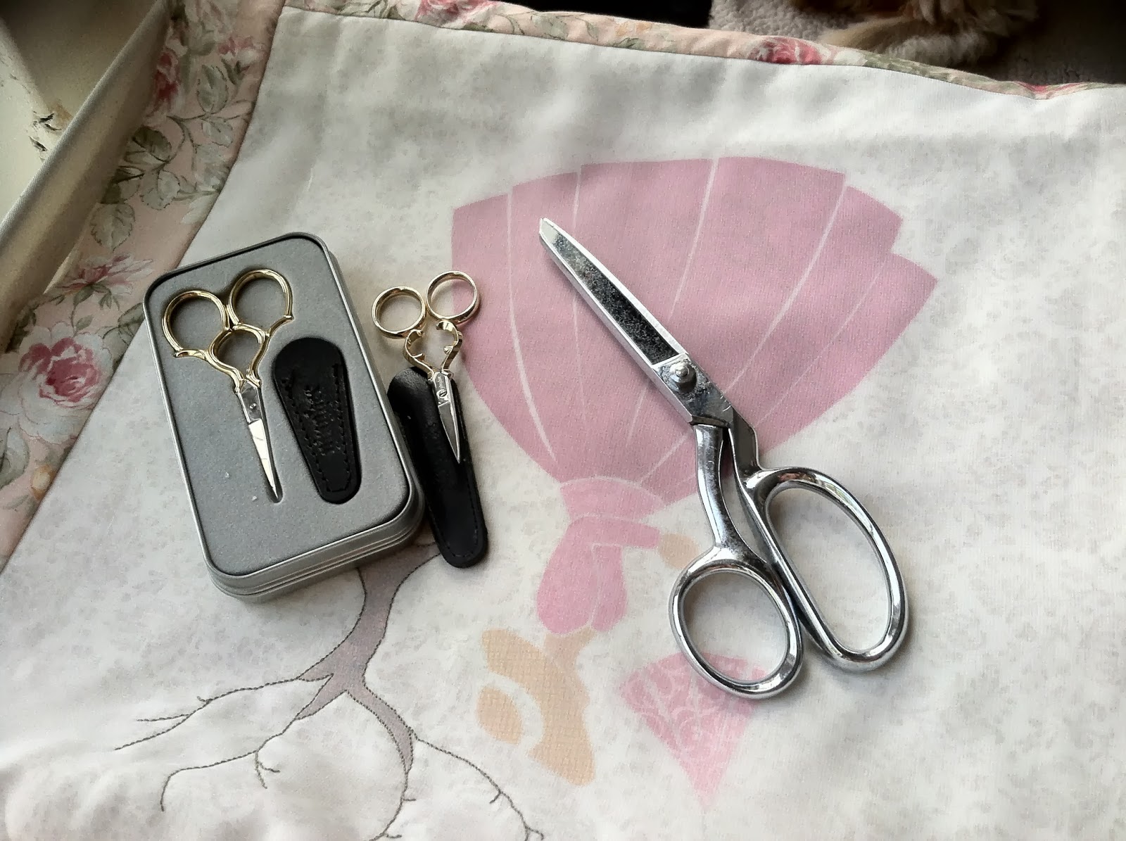 Shawkl Designs: Scissors, scissors, scissors...