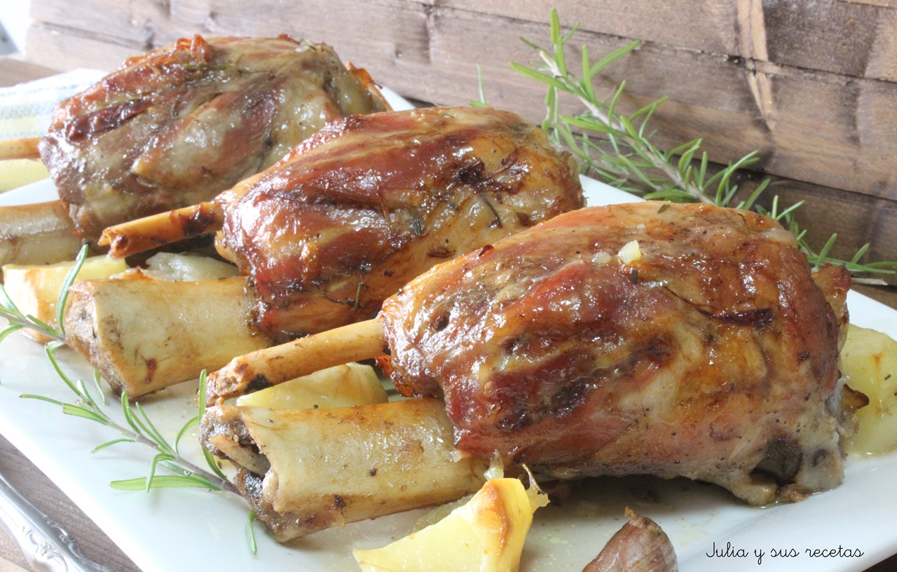 JULIA Y SUS RECETAS: Codillos de cerdo al horno con romero y tomillo