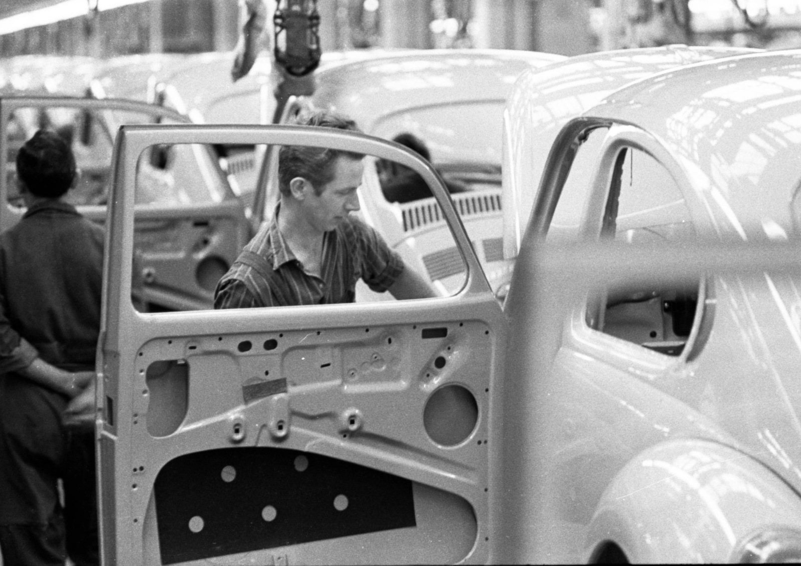30 Vintage Photographs Capture Daily Life at the Volkswagen Factory in ...