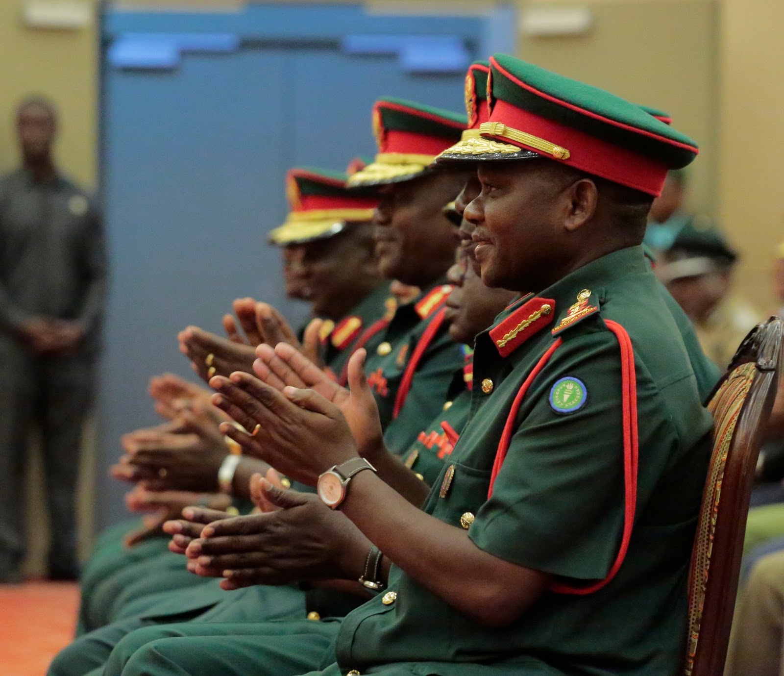 RAIS MHE. DKT. MAGUFULI AMUAPISHA LUTENI JENERALI YAKUBU HASSAN MOHAMED KUWA MNADHIMU MKUU WA ...