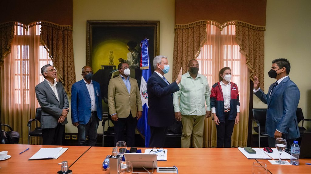 Macarrulla juramenta a Jhael Isa como director de la Oficina para el ...