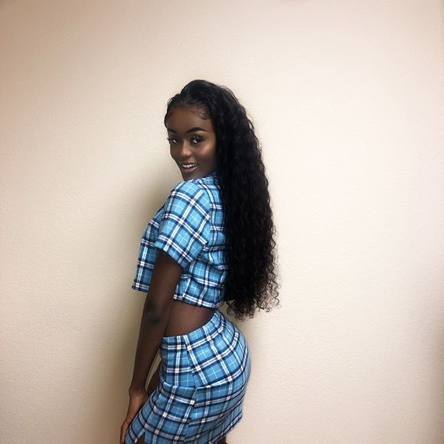 Chelsea Ndirangu, a ‘Barbie Africana’, posa vestida de colegial