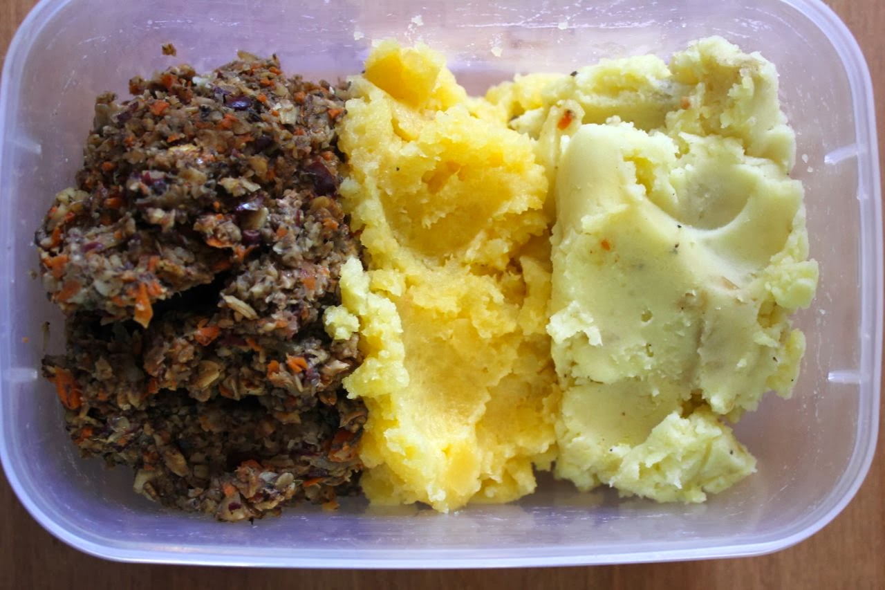 Green Gourmet Giraffe: Festive Vegetarian Haggis Wreath for New Year's Eve