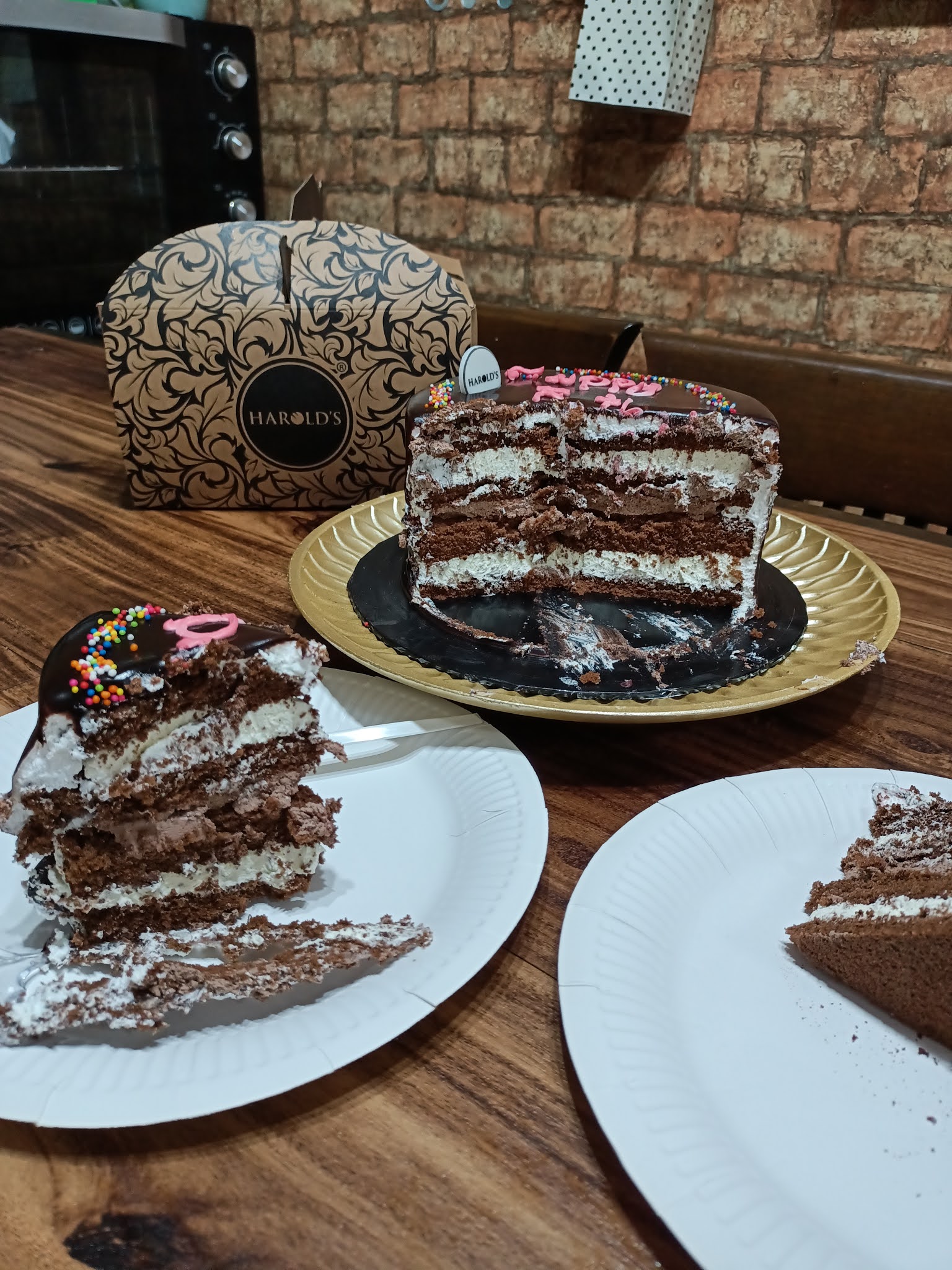 NEW YORK CHEESE CAKE DAN CHOC INDULGENCE CAKE DARI HAROLD'S BREAD