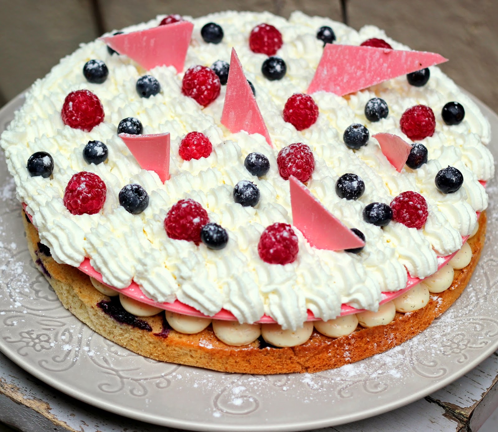 Entremet fruits rouges / vanille (financier aux myrtilles, crème ...