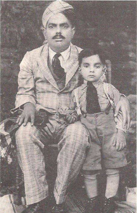 General Muhammad Zia ul Haq: General Zia With Family