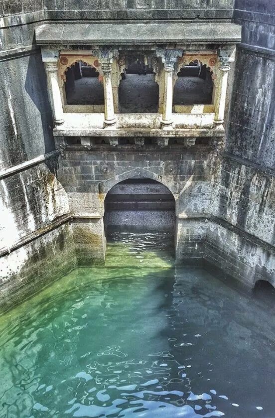 Bara Mota chi Vihir (बारा मोटेची विहीर ): बारा मोटेची विहीर ...