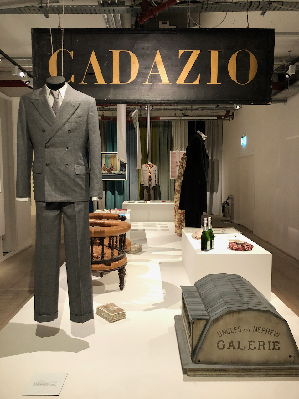 Hollywood Movie Costumes and Props: The French Dispatch Exhibition of ... Hollywood Movie Costumes and Props: The French Dispatch Exhibition of ...