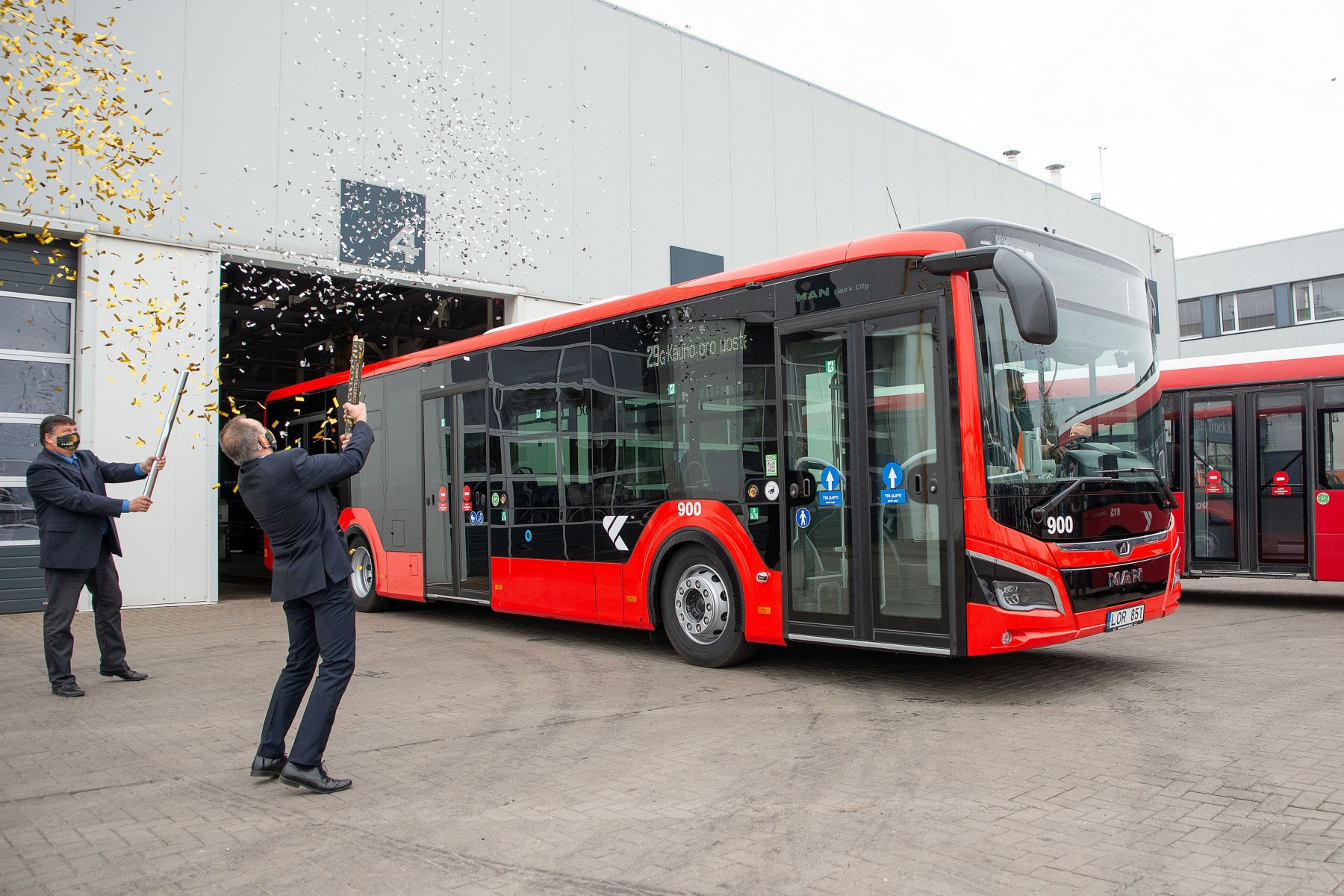 Orientado al futuro: 100 autobuses MAN Lion's City EfficientHybrid para ...