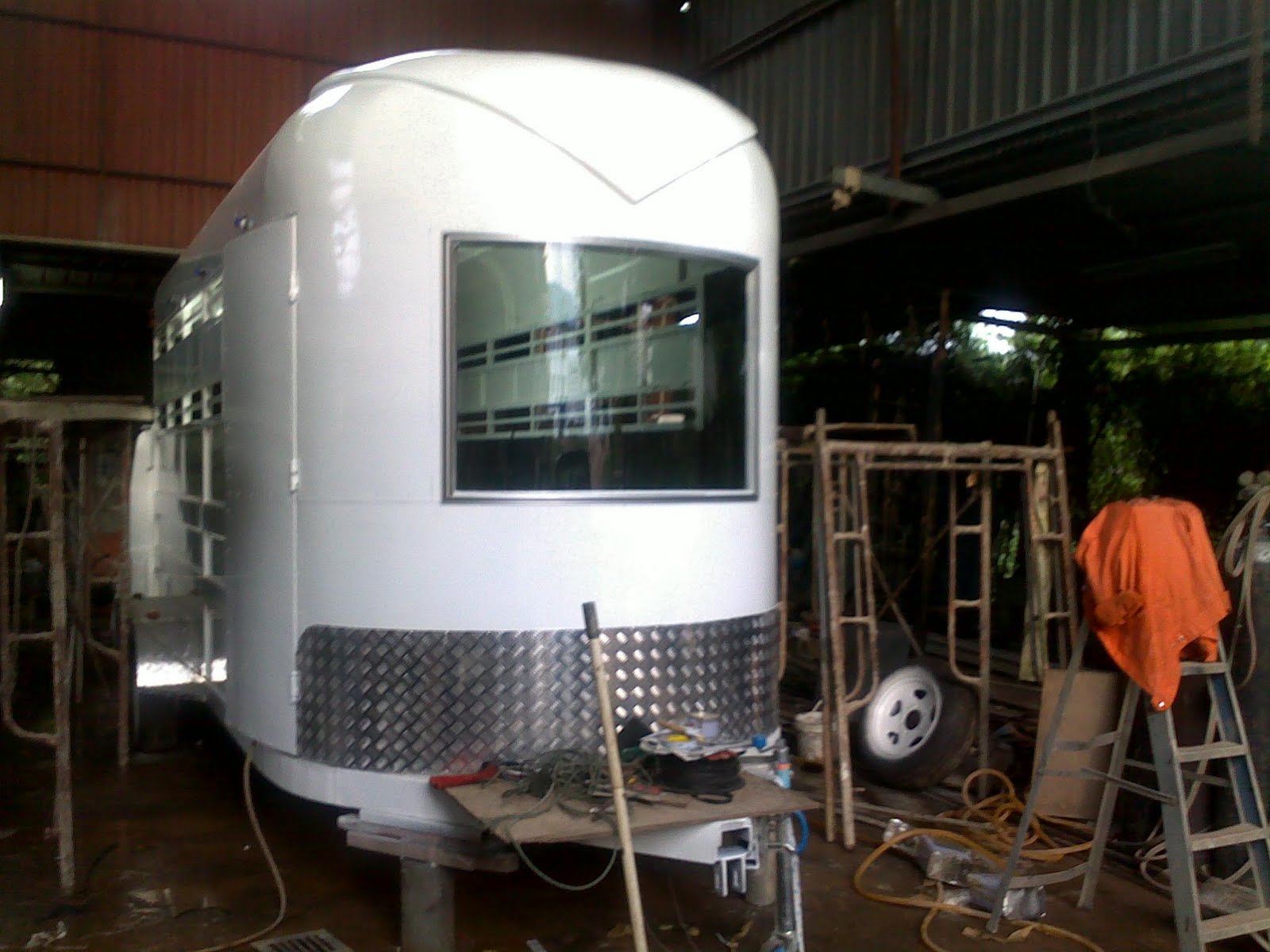 kejuruteraankijing: Horse Float untuk Dijual Atau Tempah